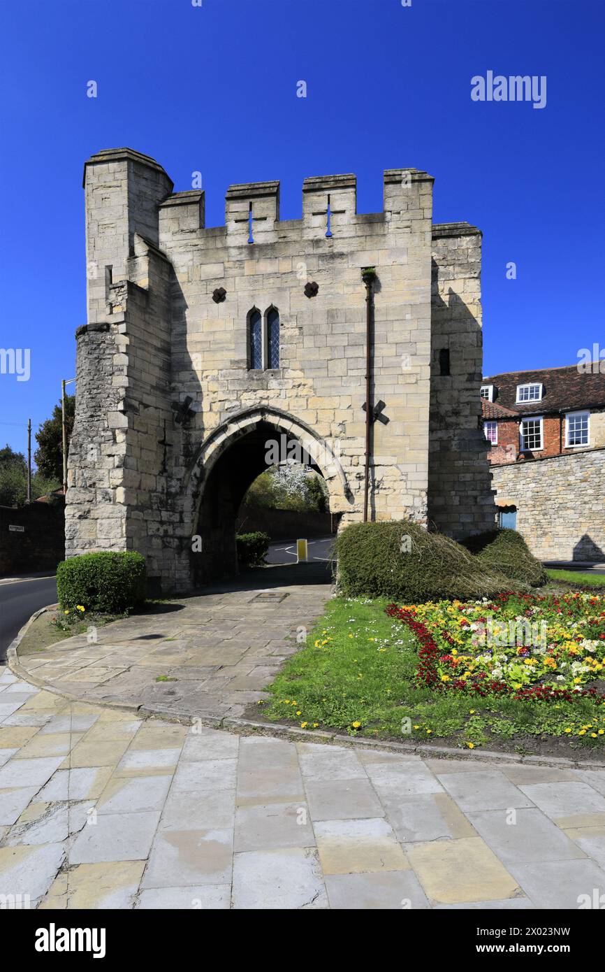 View of the Pottergate arch, Lincoln City, Lincolnshire, England, UK ...
