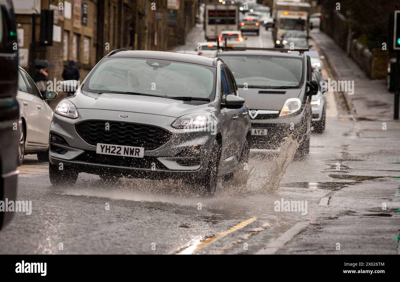 West Yorkshire, UK. 9th April, 2024. UK Weather. Drivers deal with ...
