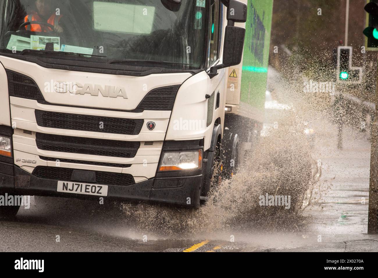 West Yorkshire, UK. 9th April, 2024. UK Weather. Drivers deal with ...
