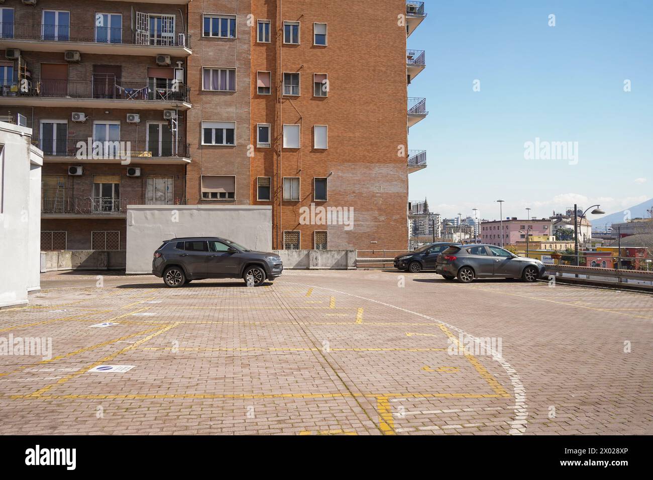 Empty rooftop parking hi-res stock photography and images - Alamy