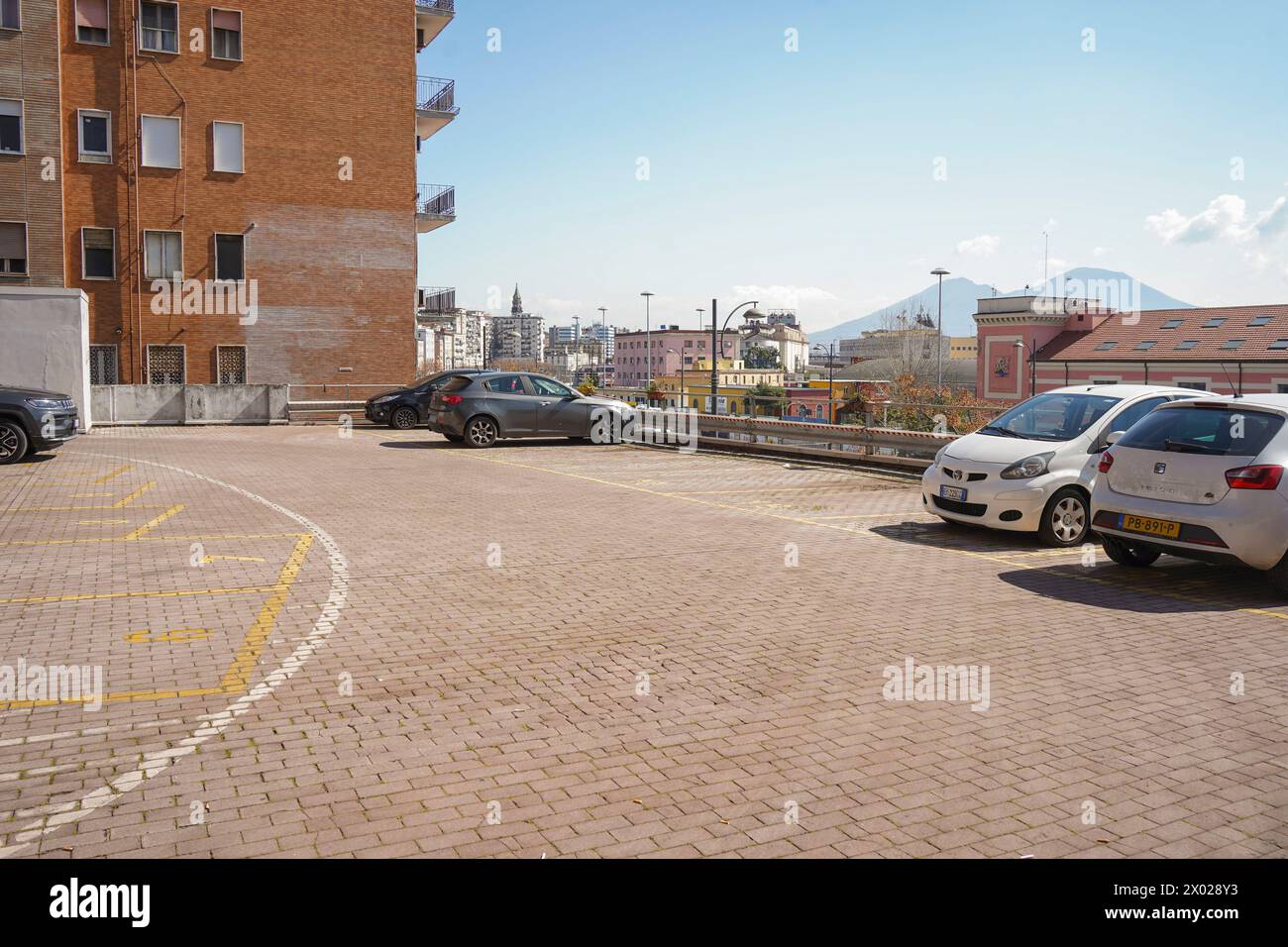 Empty rooftop parking hi-res stock photography and images - Alamy