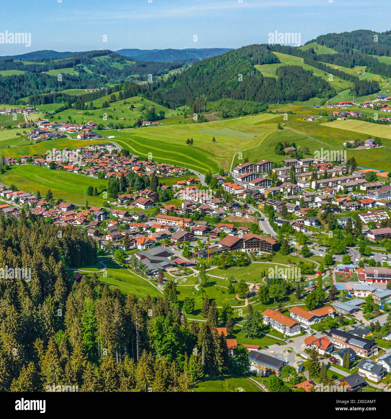 Der Kurort Oberstaufen im westlichen Allgäu im Luftbild Ausblick auf ...