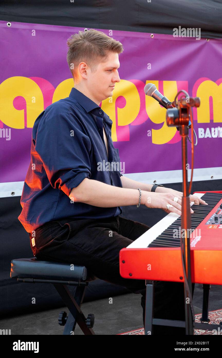 Justin Lehmann-Friese live beim ersten Happy Monday - Wjesola pondzela auf dem Kornmarkt ...