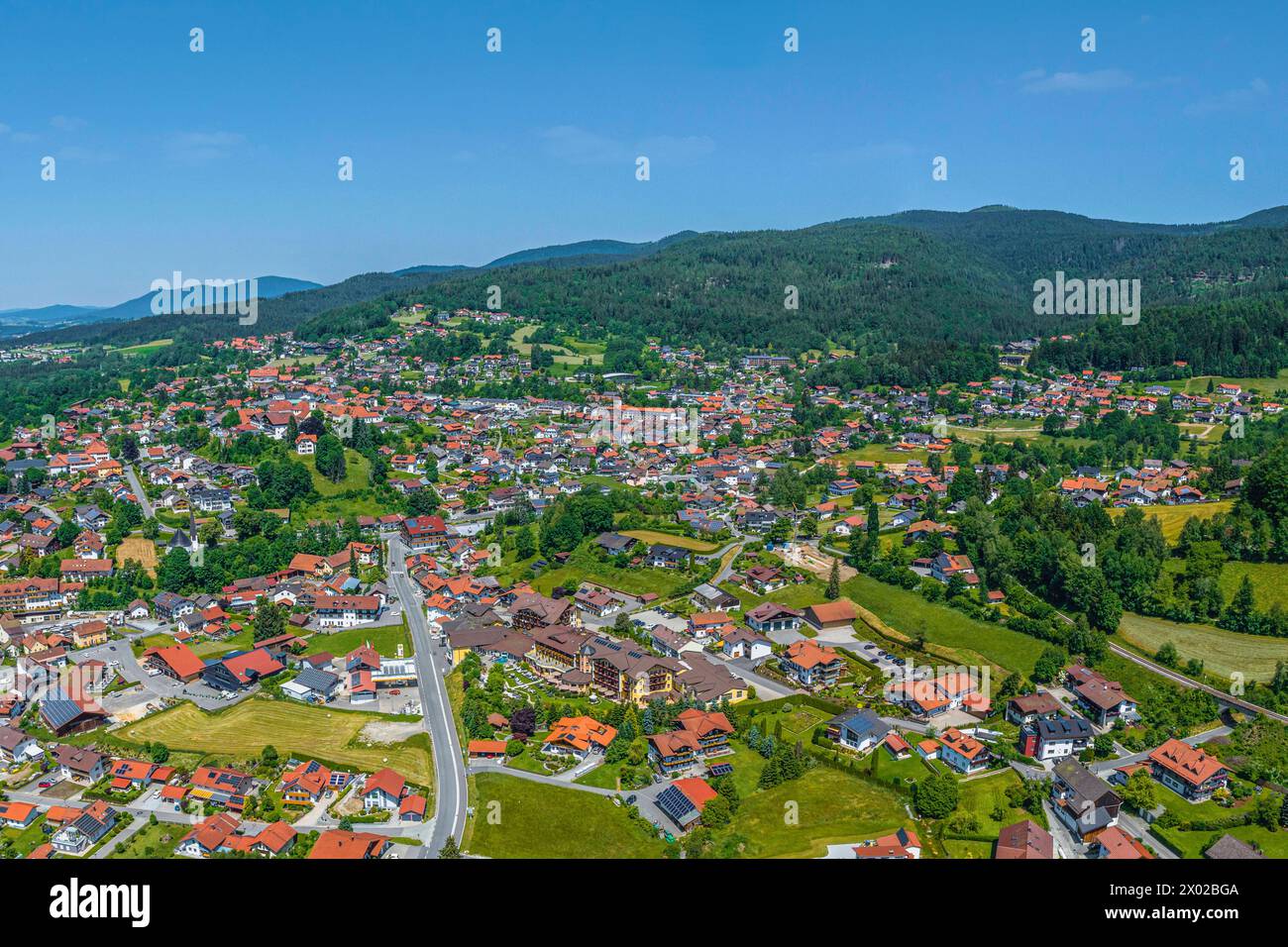 Der Ferienort Bodenmais im Bayerischen Wald in Niederbayern von oben ...