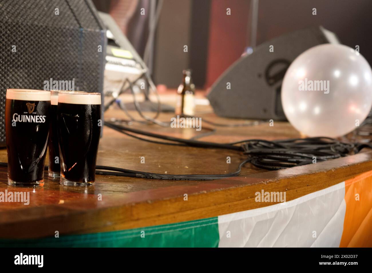 The irish beer guinness in glasses with the irish flag | Verres a bière ...