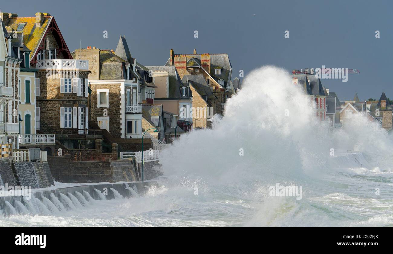 Mer saint malo maree tempete pierrick submersion vagues hi-res stock photography and images - Alamy