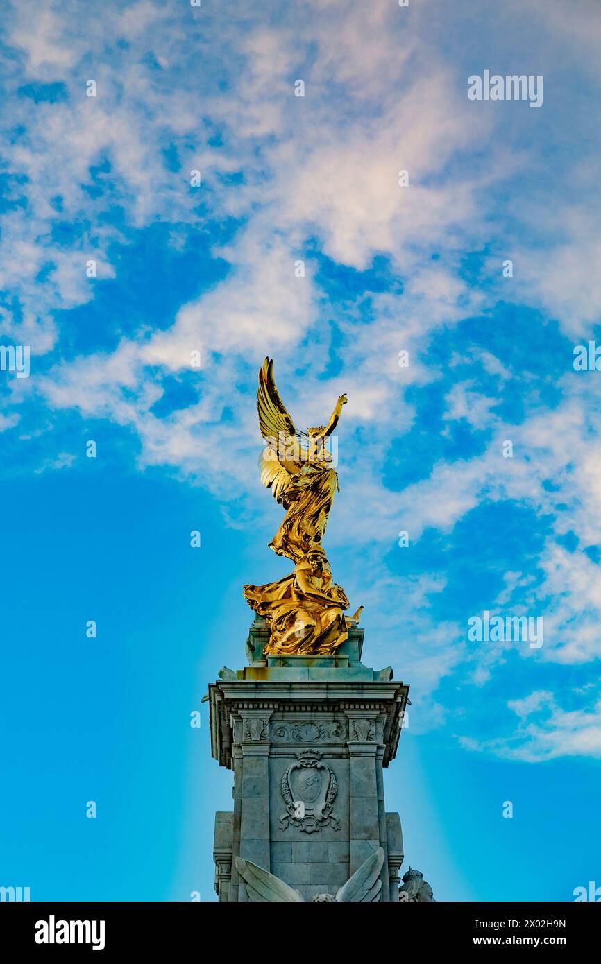 Victoria memorial - London - an iconic monument in front of Buckingham ...