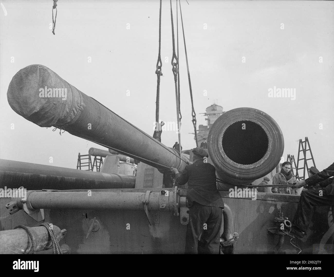 THE ROYAL NAVY DURING THE SECOND WORLD WAR - Changing the 16 inch guns ...