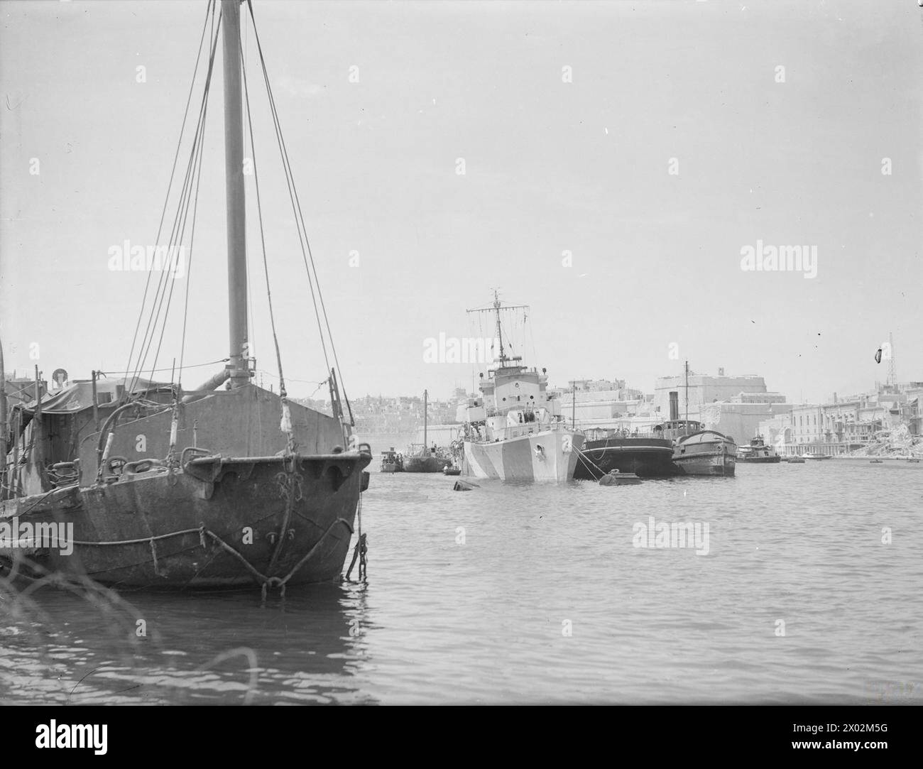 THE ARRIVAL OF A CONVOY IN MALTA. 16 JUNE 1942. - Destroyer LO3 in ...