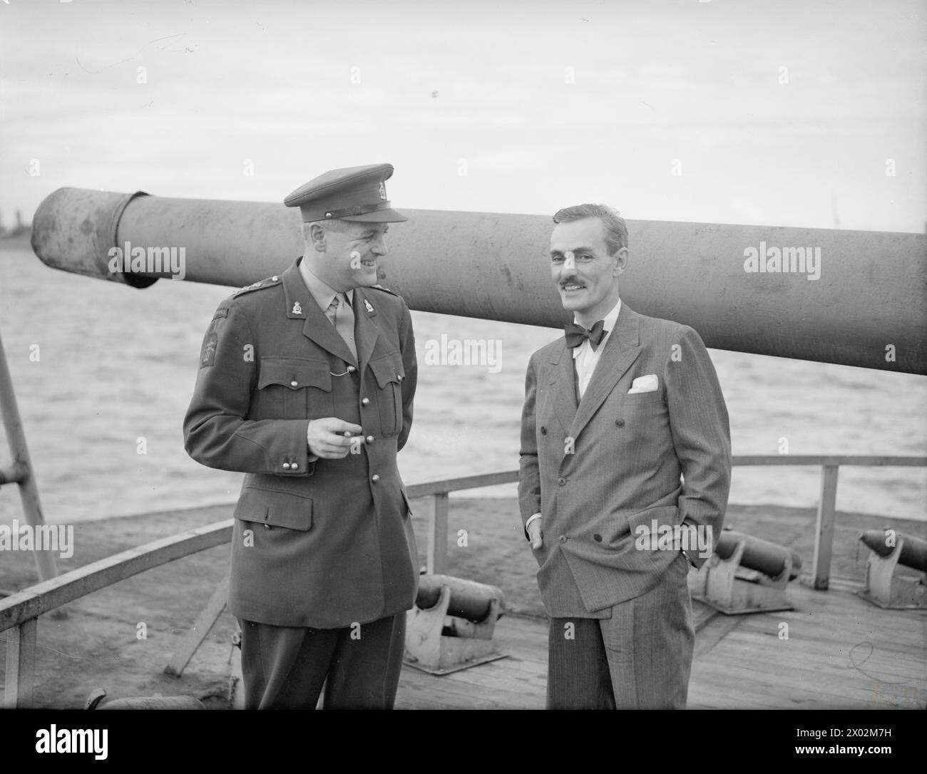 LANDING MEN WITH THE NORTH AFRICAN EXPEDITION. ON BOARD HMS BULOLO ...