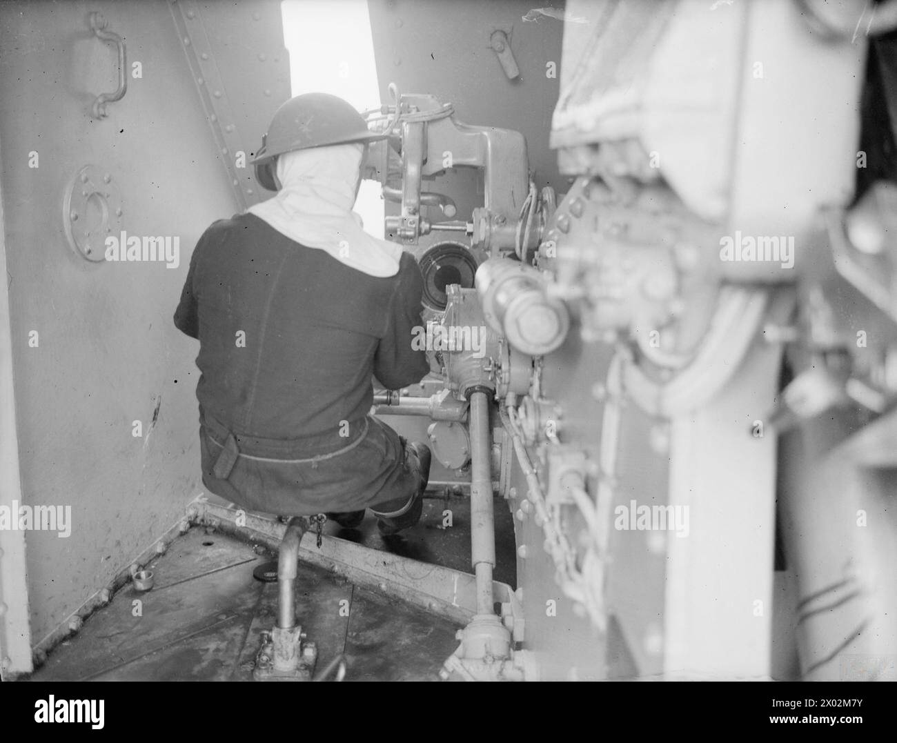 NAVAL GUN LAYER. APRIL 1943. - A keen and correctly dressed layer of a ...