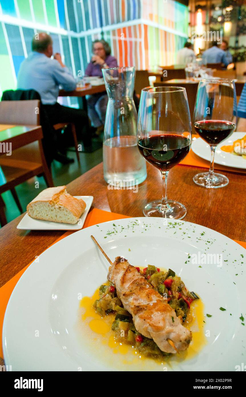 Chicken brochette with vegetables in a restaurant. Madrid, Spain Stock ...