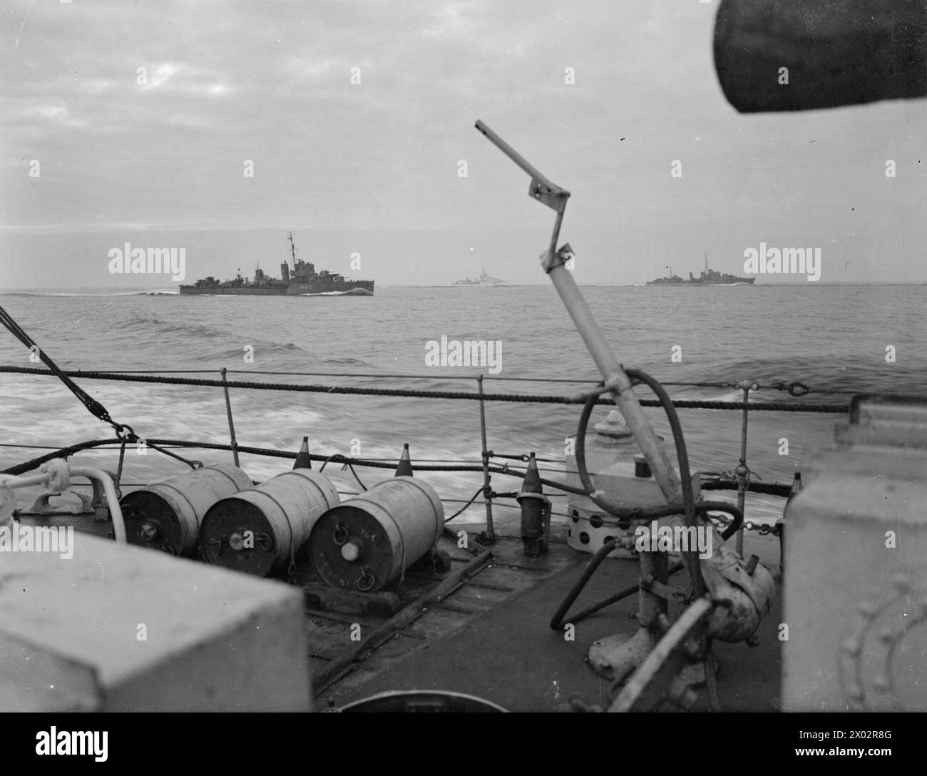 ON BOARD THE DESTROYER HMS BEDOUIN AT SEA. SEPTEMBER 1941. - Left to ...