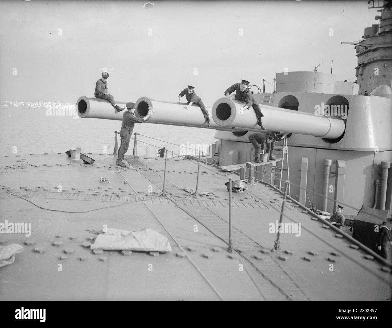 GUNNERY SCENES ON BOARD THE BATTLESHIP HMS RODNEY. OCTOBER 1940, AT SEA ...