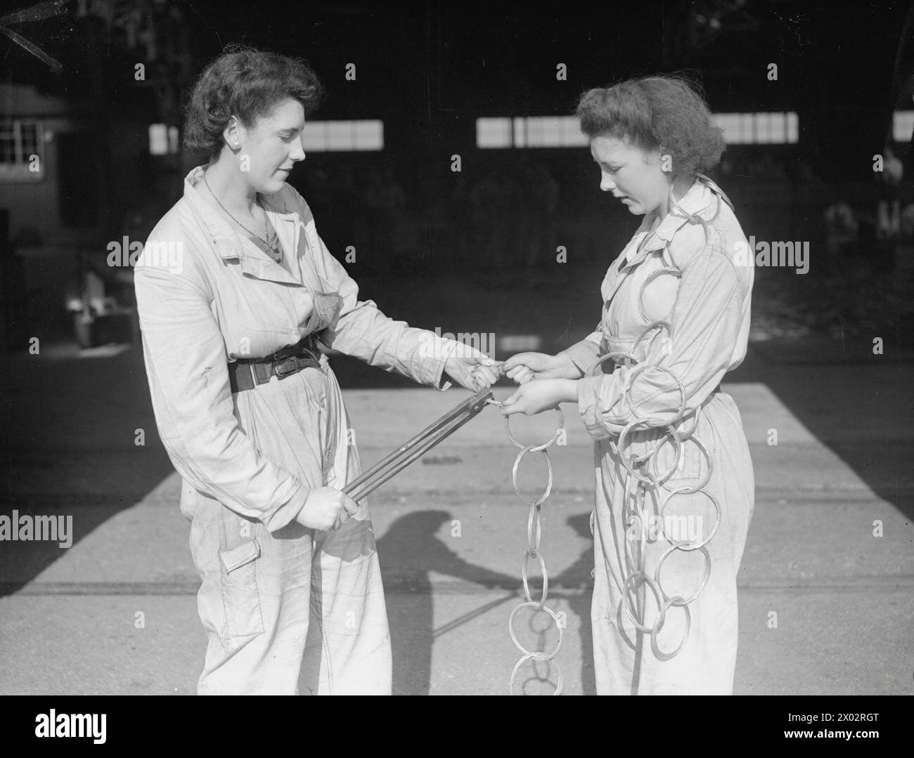 WOMEN MAKING BOOM DEFENCE NETS. SOUTHAMPTON, 13 OCTOBER 1942. - Women ...
