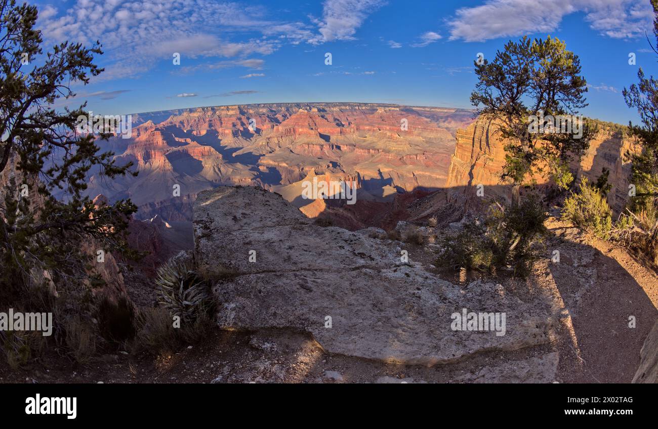 Grand Canyon view from a cliff between Hopi Point and Mohave Point ...