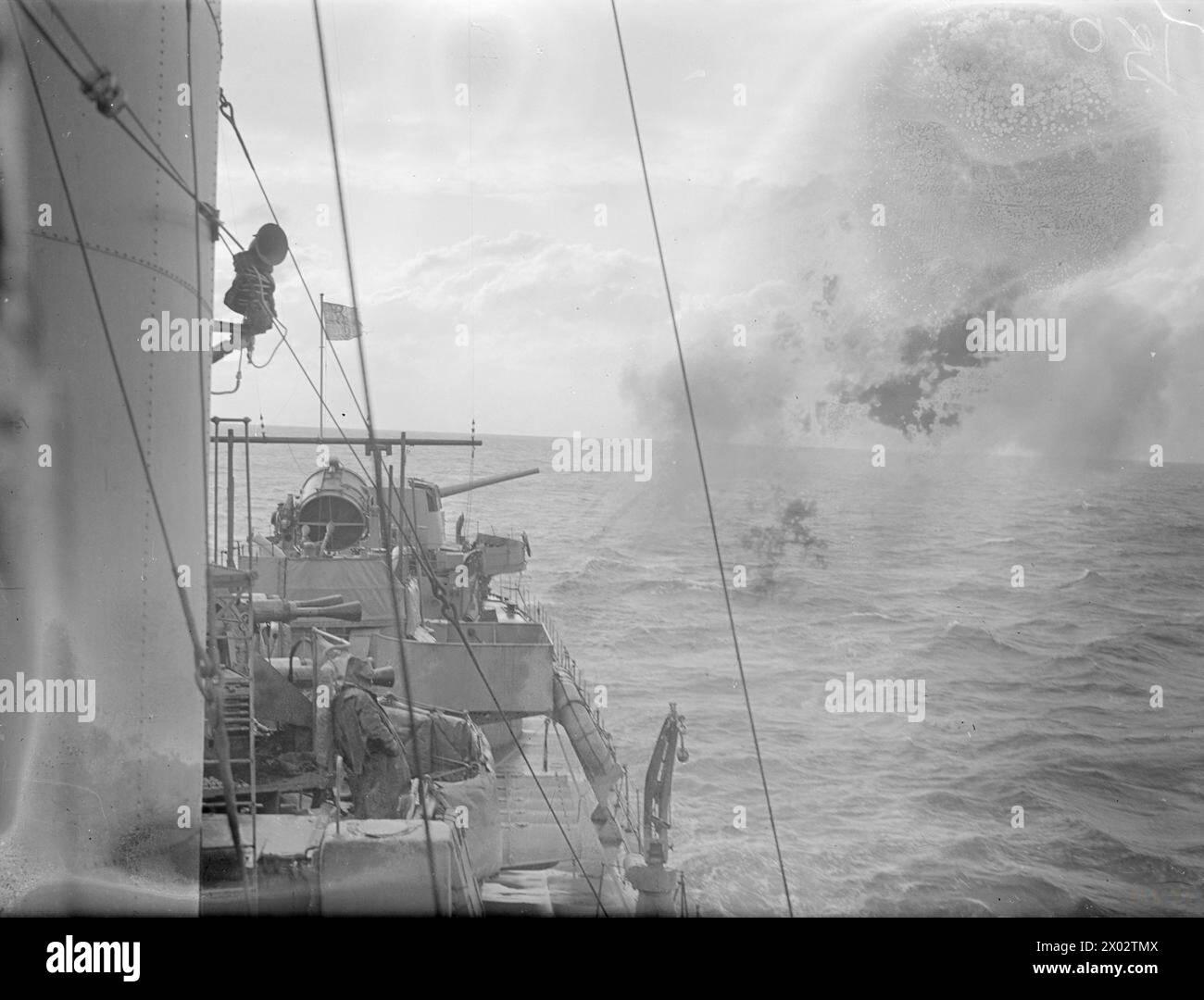 In 1941, aboard the destroyer HMS Kipling, twin 4.7-inch guns were ...