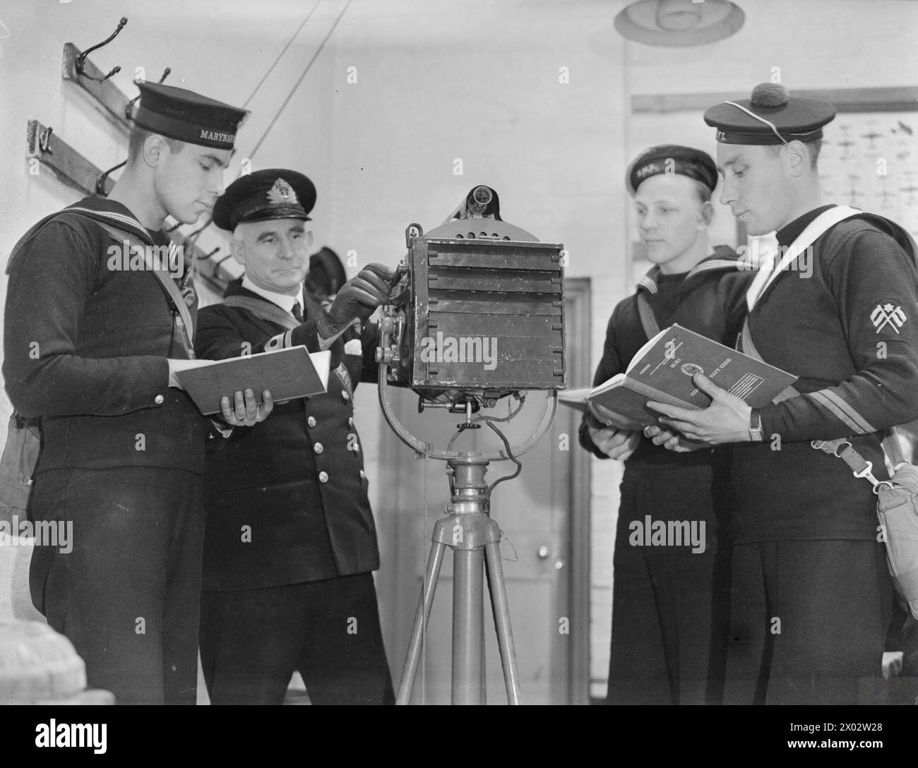 Royal navy signalling hi-res stock photography and images - Alamy