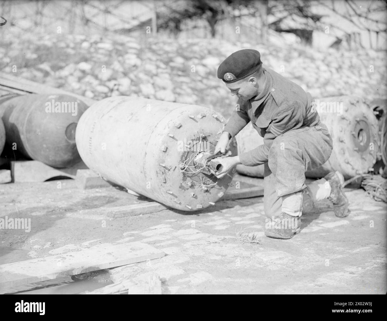 Removing bombs hi-res stock photography and images - Alamy