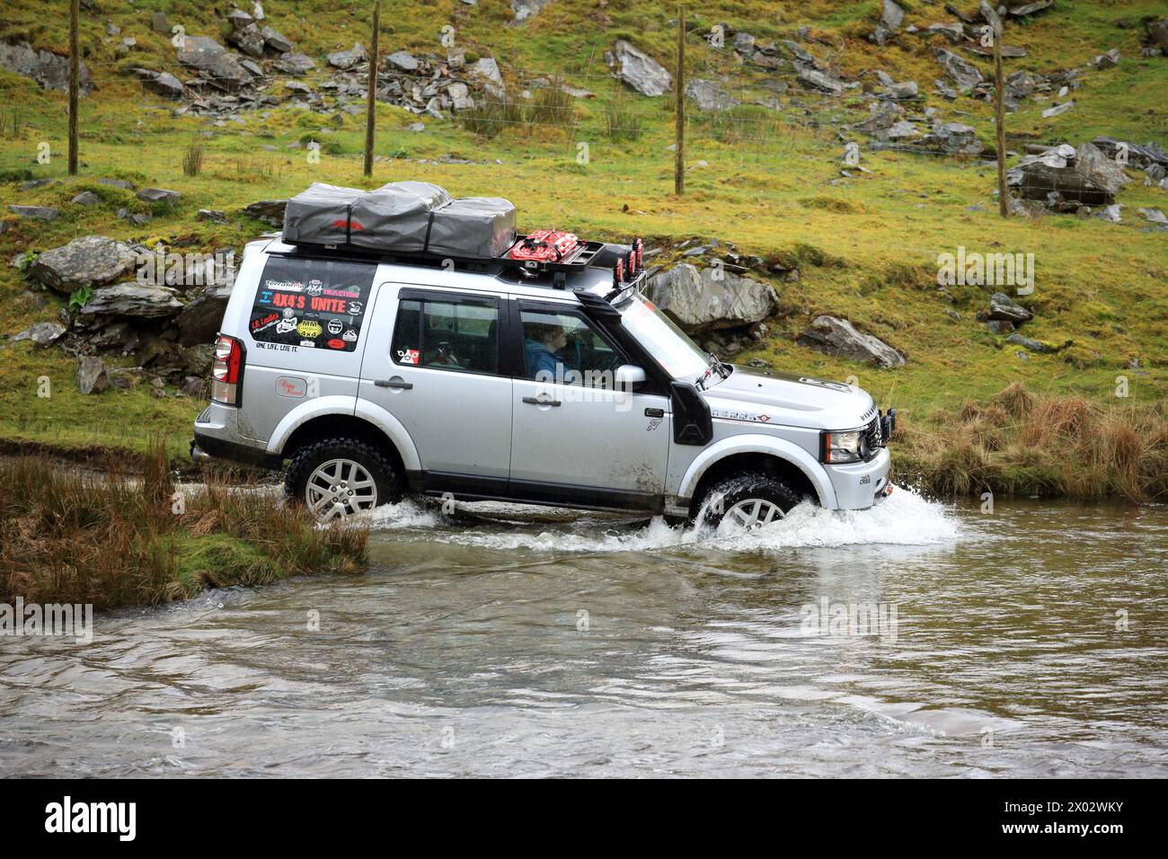 Land rover discovery off road hi-res stock photography and images - Alamy