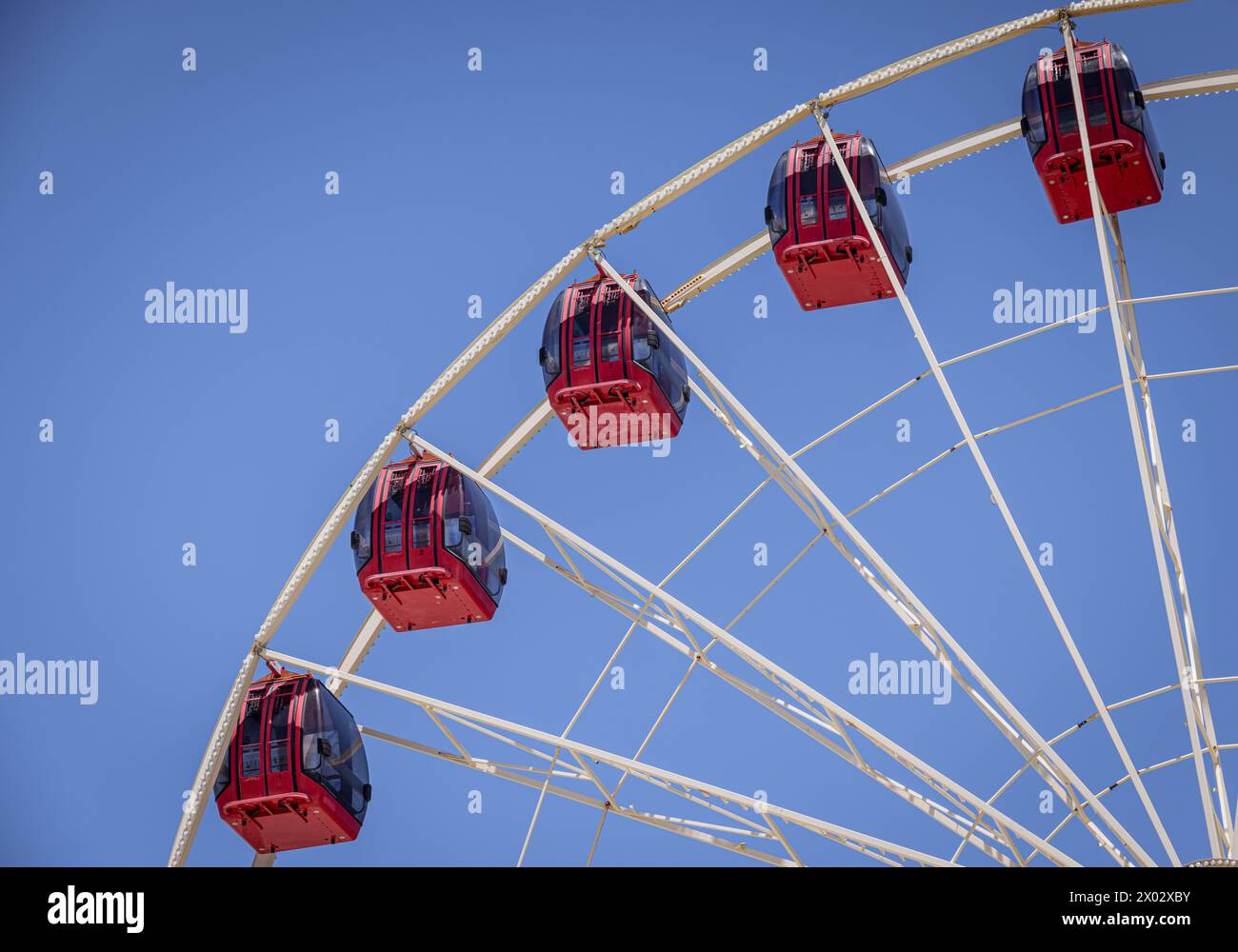 Red gondolas on ferris wheel Stock Photo - Alamy