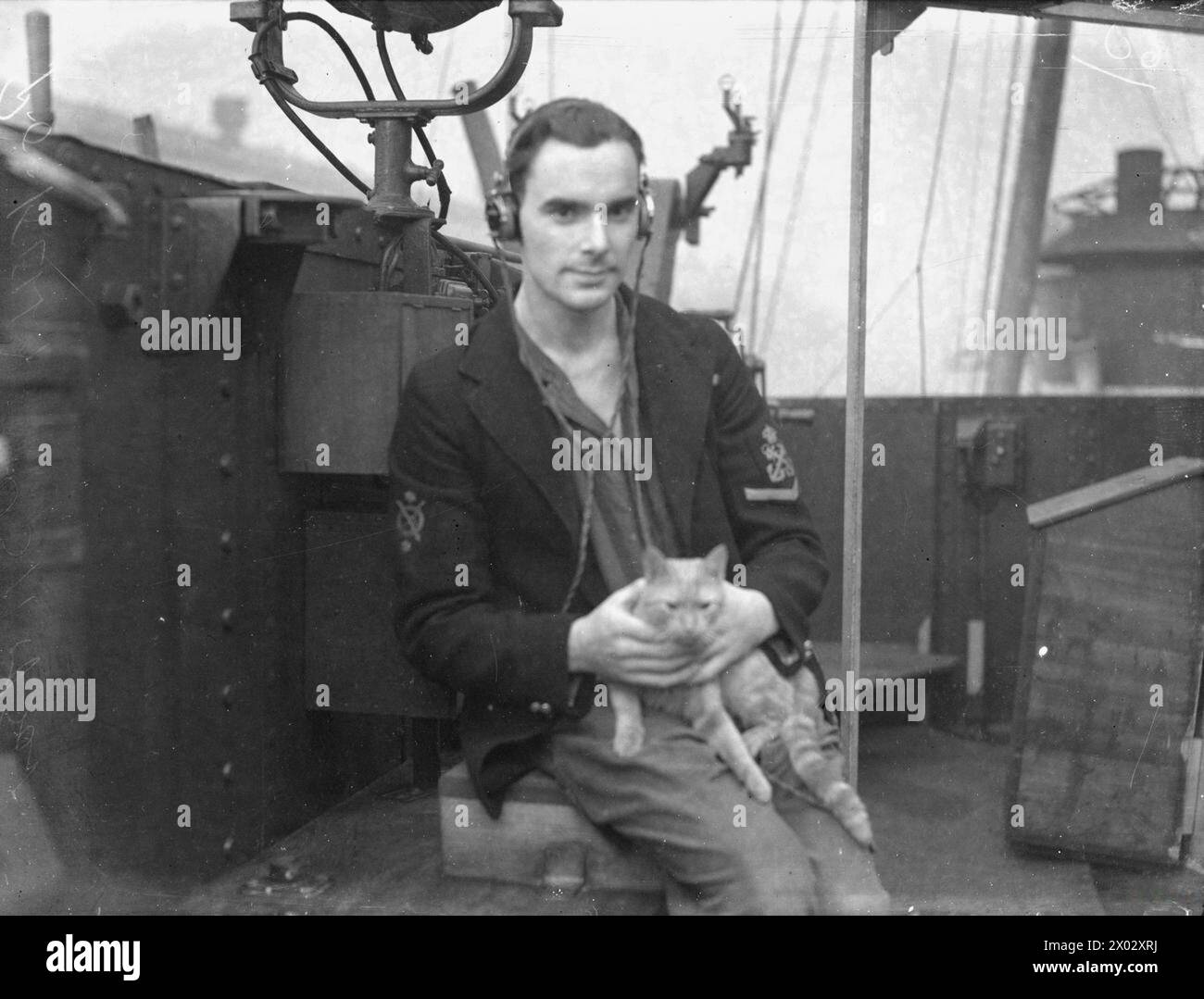 U-BOAT HUNTERS. 6 DECEMBER 1943, ON BOARD HMS STARLING, LIVERPOOL. MEN ...