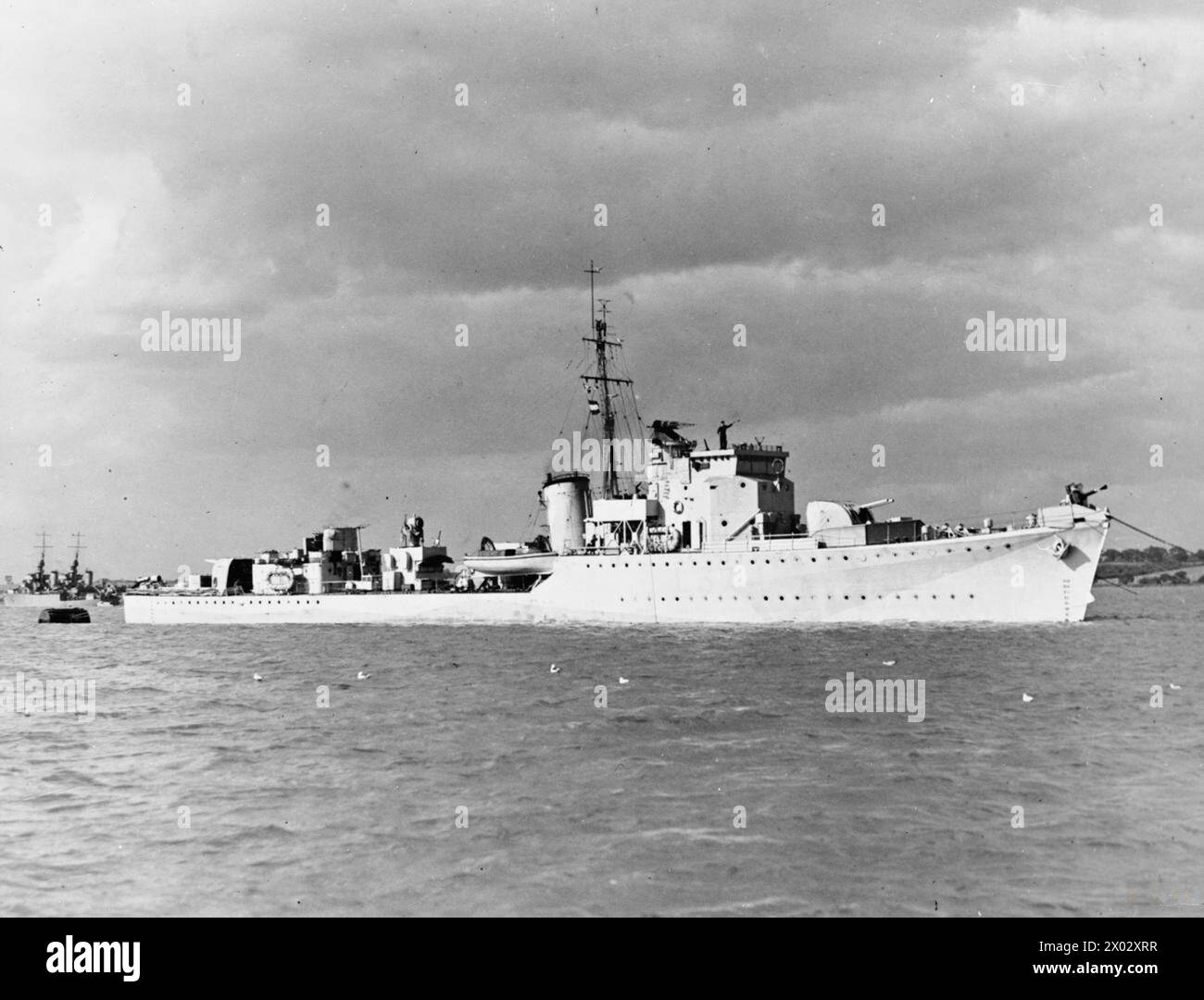 HMS HAMBLEDON - At a buoy Royal Navy, HMS Hambledon, Minesweeper, (1917 ...