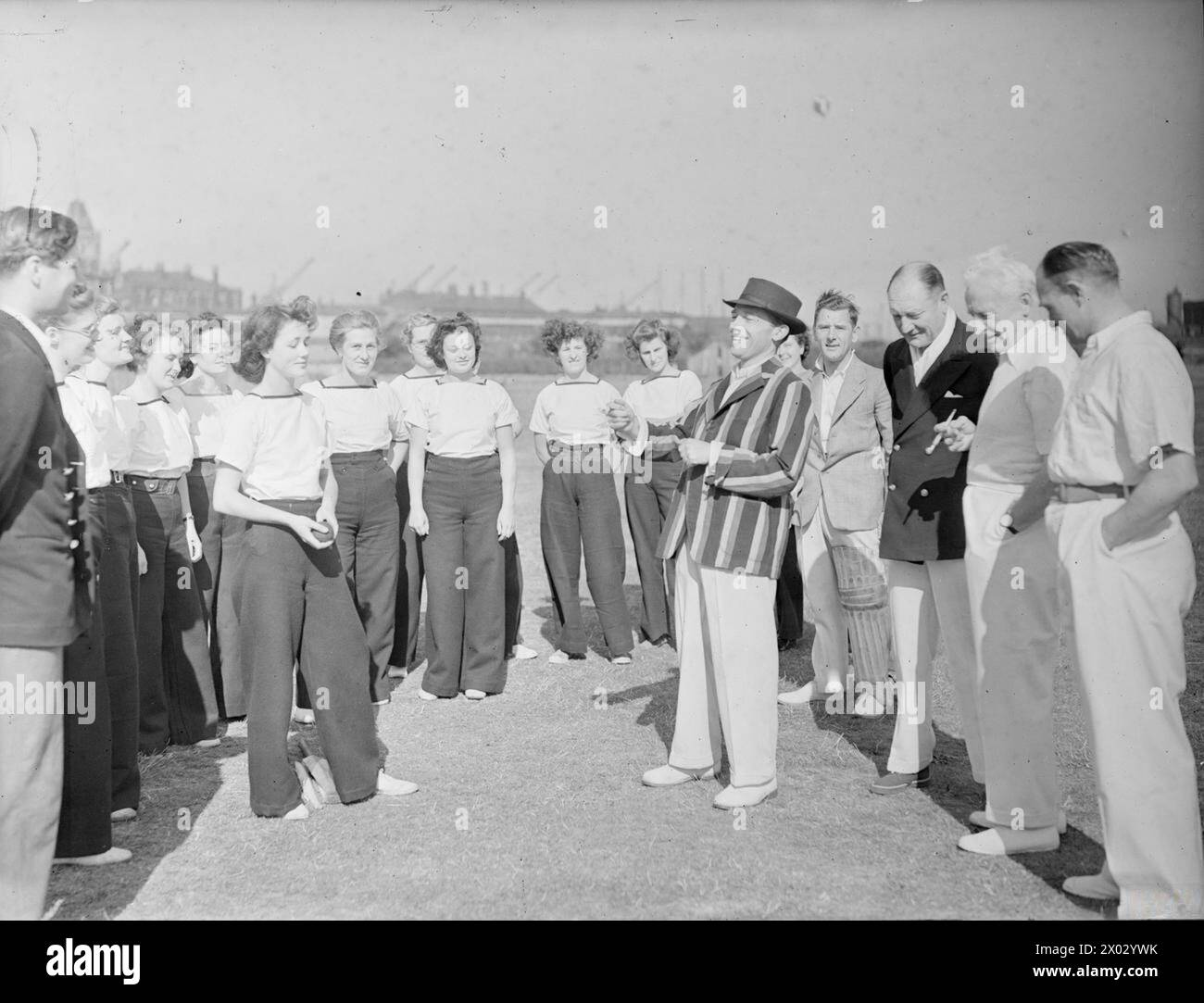 WRNS V RN OFFICERS CRICKET MATCH. 17 AUGUST 1943, HARWICH. A WRNS TEAM ...