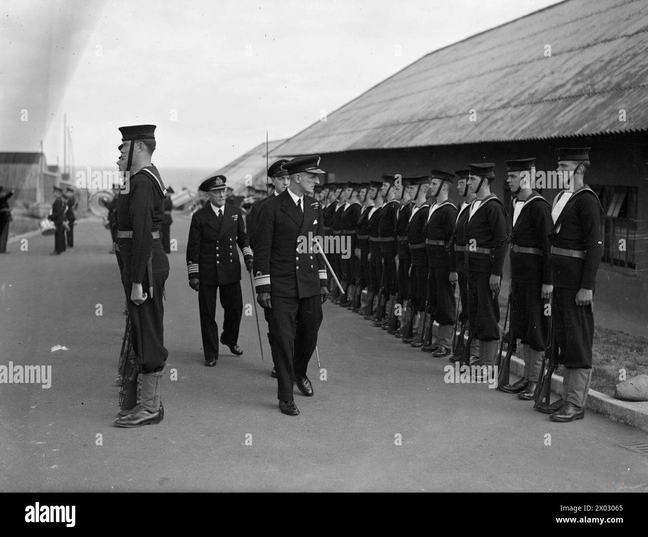 DIRECTOR OF SIGNALS VISITS SIGNAL SCHOOL. 28 MAY 1943, REAR ADMIRAL C S ...