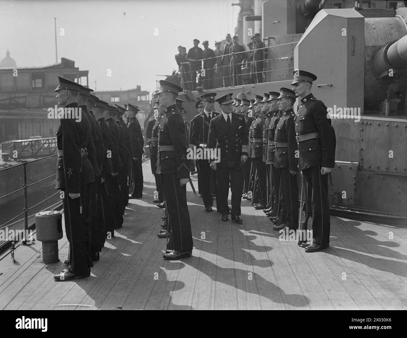 THE C-IN-C WESTERN APPROACHES, ADMIRAL SIR PERCY NOBLE, VISITS HMS ...