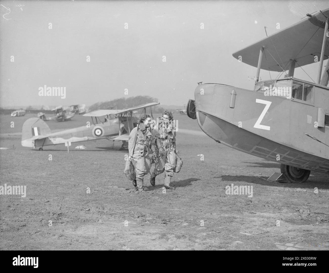 WREN RADIO MECHANICS AND OPERATORS AT A ROYAL NAVAL AIR STATION IN ...