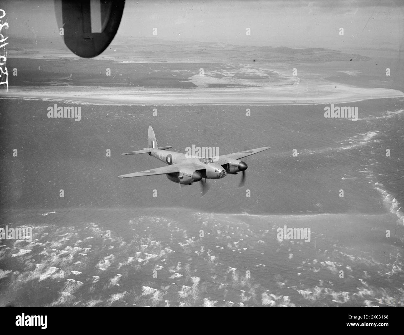 AIRCRAFT OF THE ROYAL AIR FORCE 1939-1945: DE HAVILLAND DH 98 MOSQUITO ...