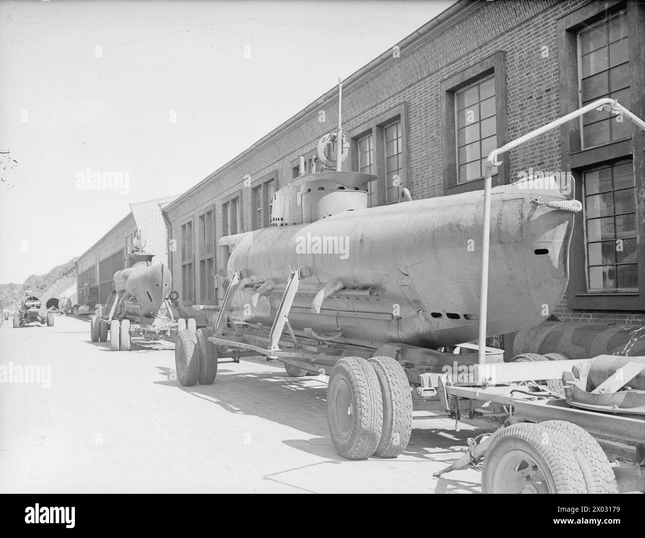 On 25 May 1945 in Kiel, British submarine officers inspected German ...