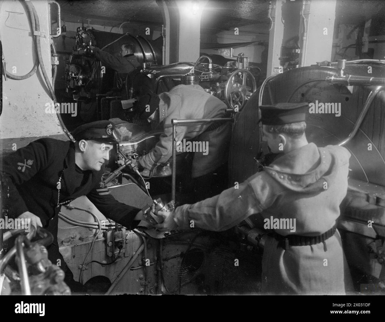 THE ROYAL NAVY DURING THE SECOND WORLD WAR - Inside the gunhouse of one ...