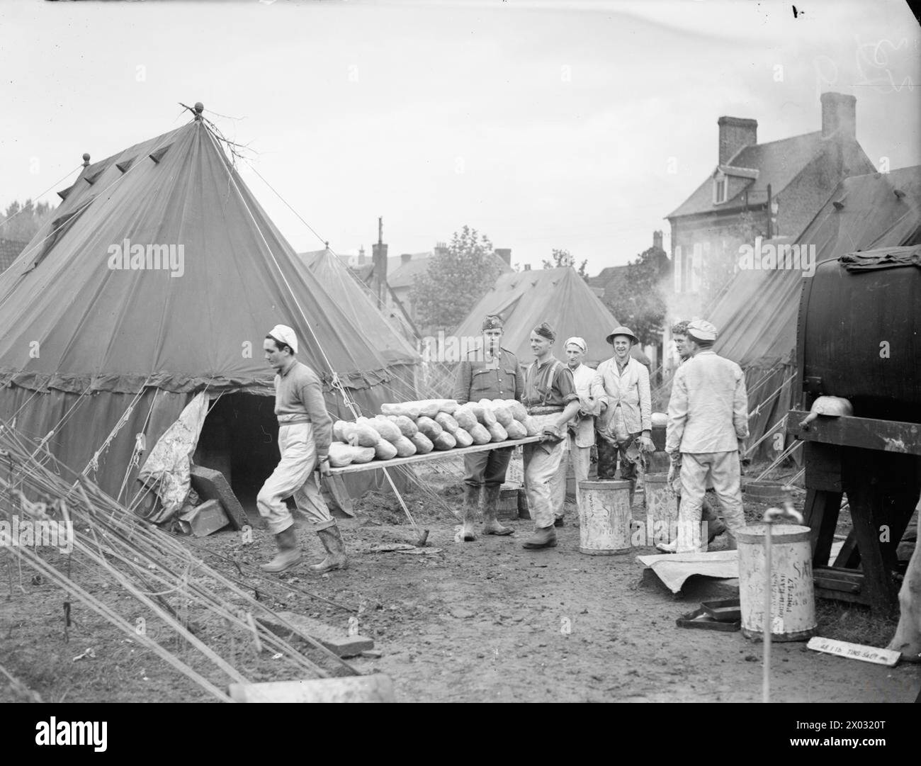 THE BRITISH ARMY IN FRANCE 1939 - Loaves of bread being carried to the ...