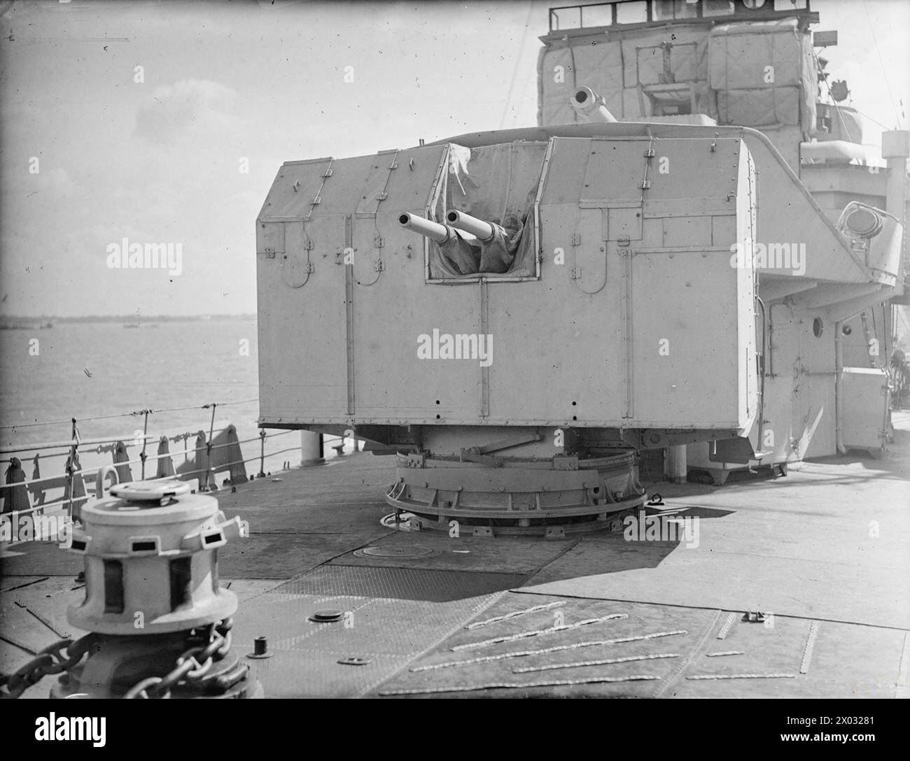 TWIN 6-POUNDER GUNS IN HMS MACKAY. 15 AUGUST 1943, HARWICH. - Fitting ...