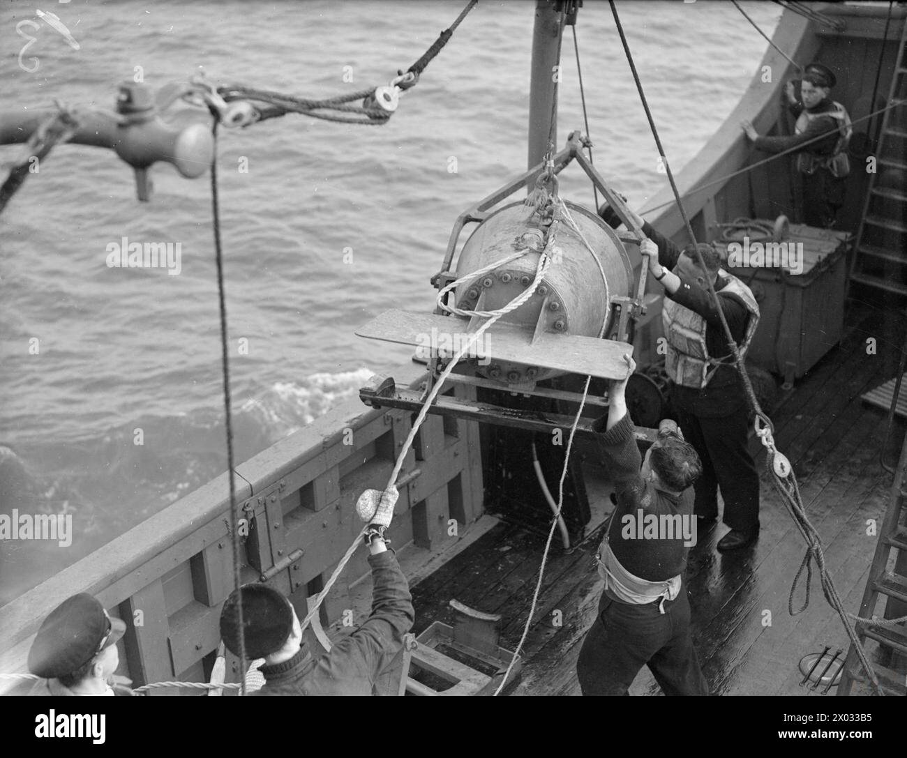MOTOR MINESWEEPER: A LITTLE SHIP WITH A BIG JOB. MARCH 1943, ABOARD HM ...