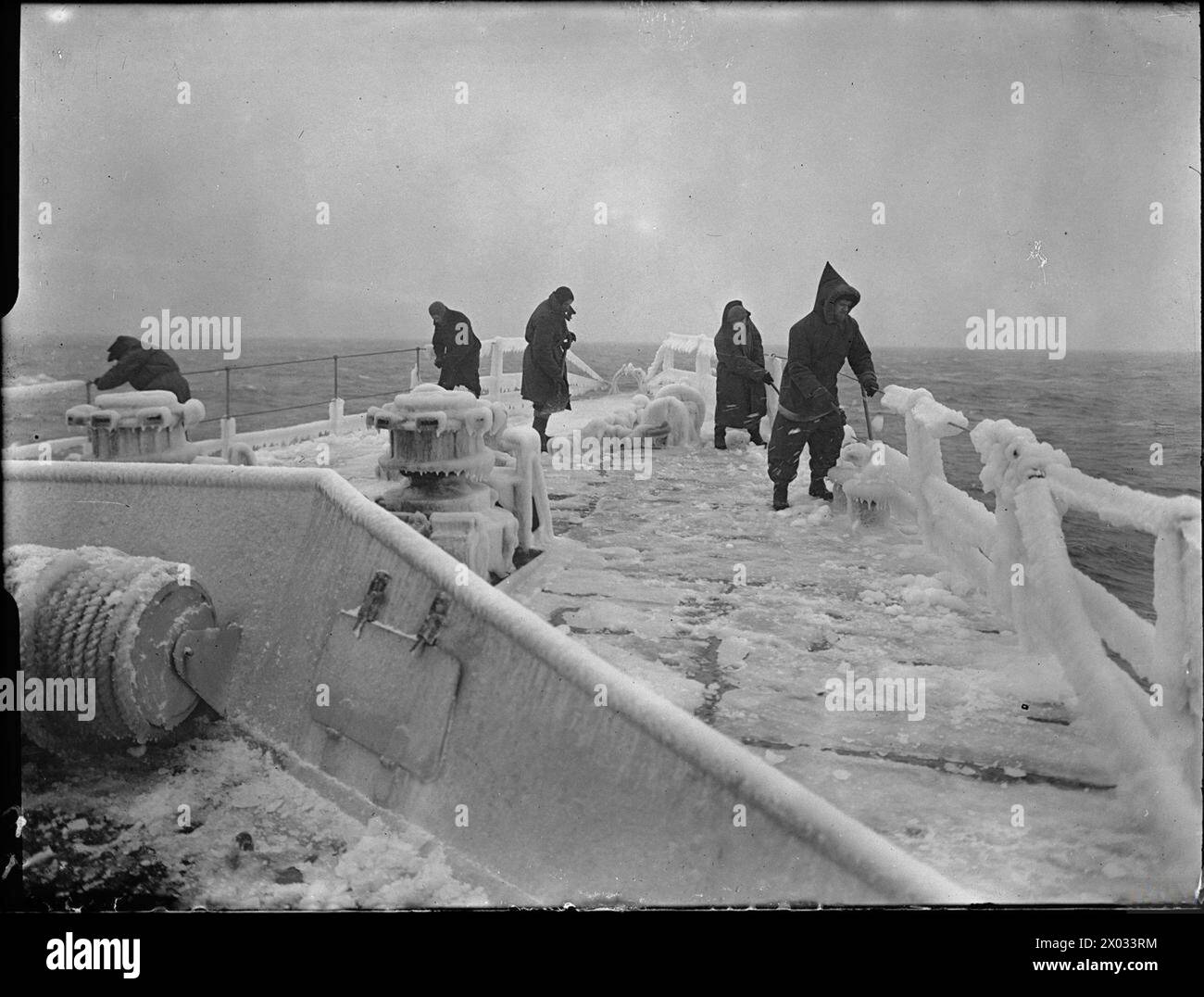 THE ROYAL NAVY DURING THE SECOND WORLD WAR - Members of the crew ...