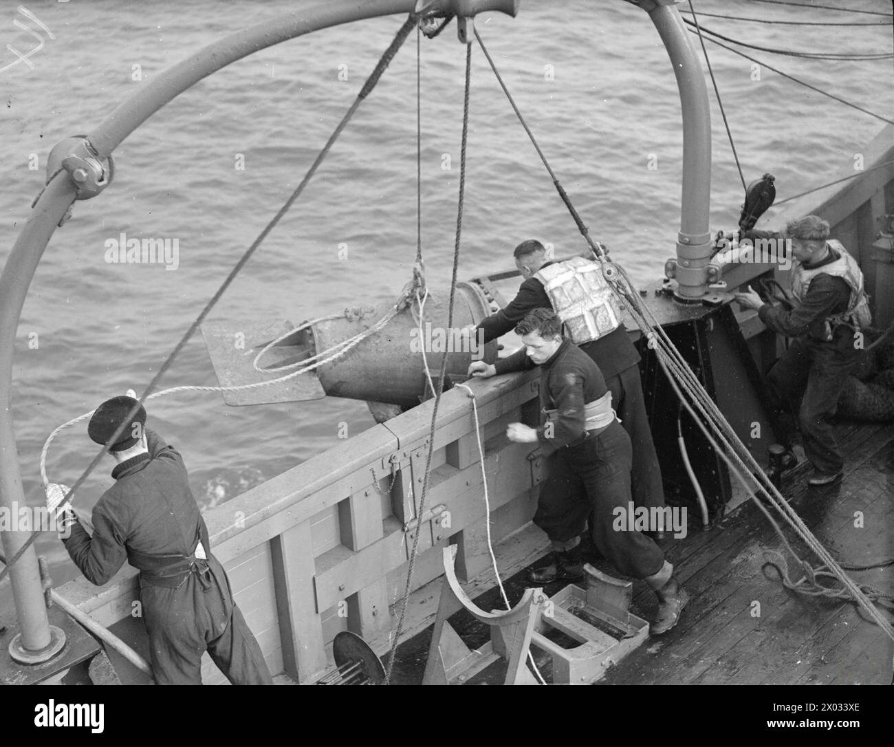 MOTOR MINESWEEPER: A LITTLE SHIP WITH A BIG JOB. MARCH 1943, ABOARD HM ...