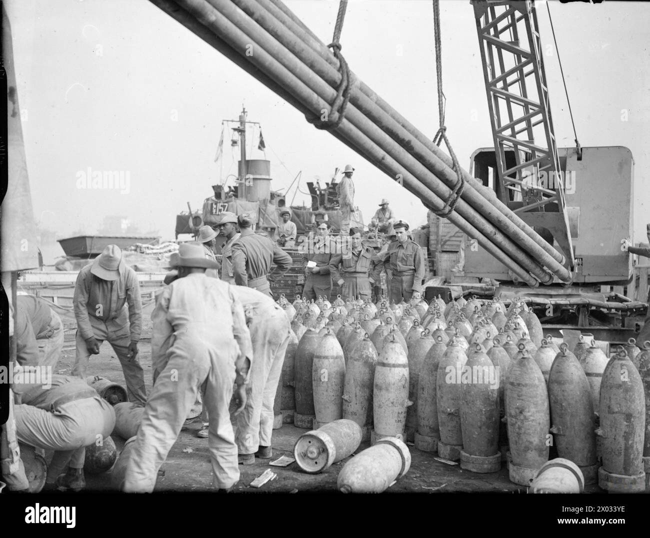 THE ROYAL NAVY DURING THE SECOND WORLD WAR - Unloading bombs and pipes ...