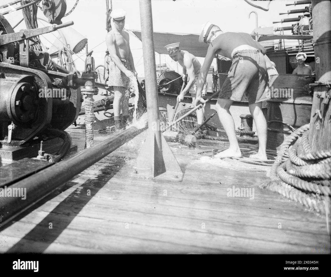 MINESWEEPING ON THE MEDITERRANEAN WAR ROUTES. 18 DECEMBER 1942, ABOARD ...