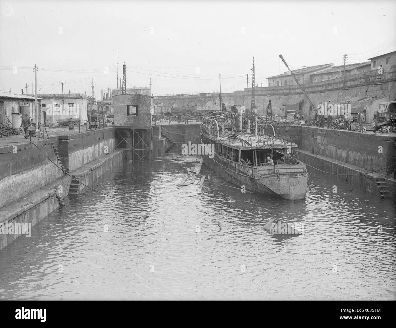 THE NAVY REFLOATS A MINESWEEPER IN NAPLES DRY DOCK. 20 TO 24 MARCH 1944 ...