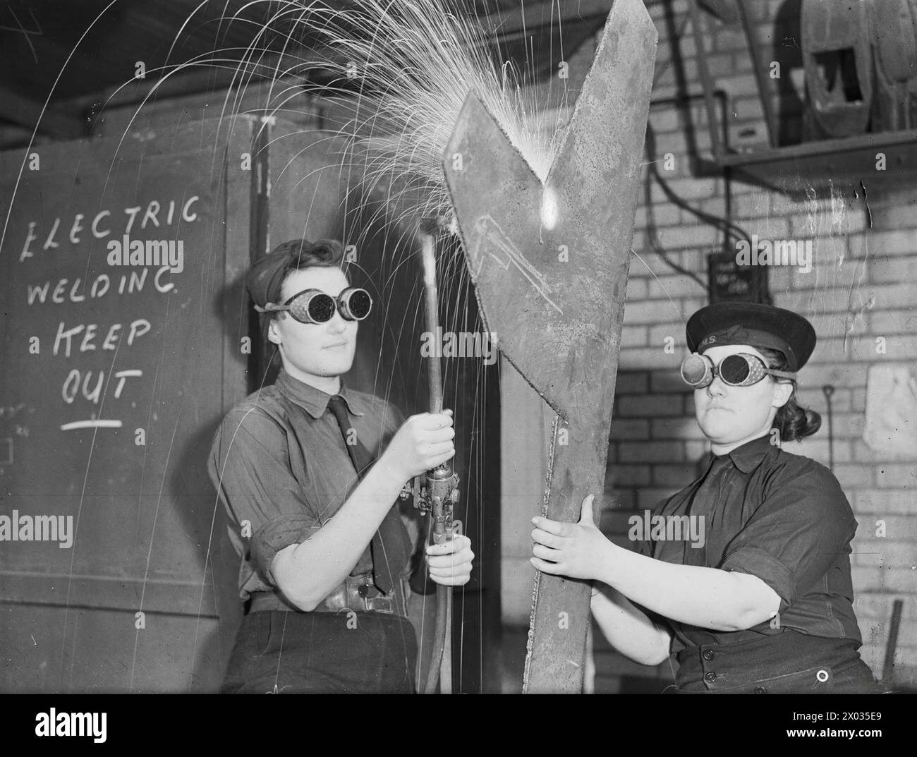 THE ROYAL NAVY DURING THE SECOND WORLD WAR - A WRNS craftswoman at work ...