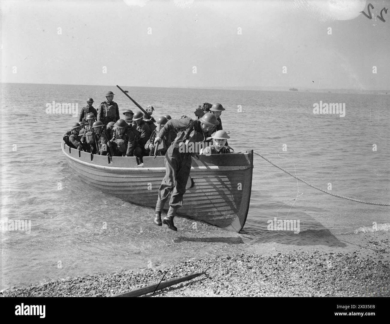 MARINES IN TRAINING AT THE ROYAL MARINE BARRACKS, EASTNEY. JUNE 1941 ...