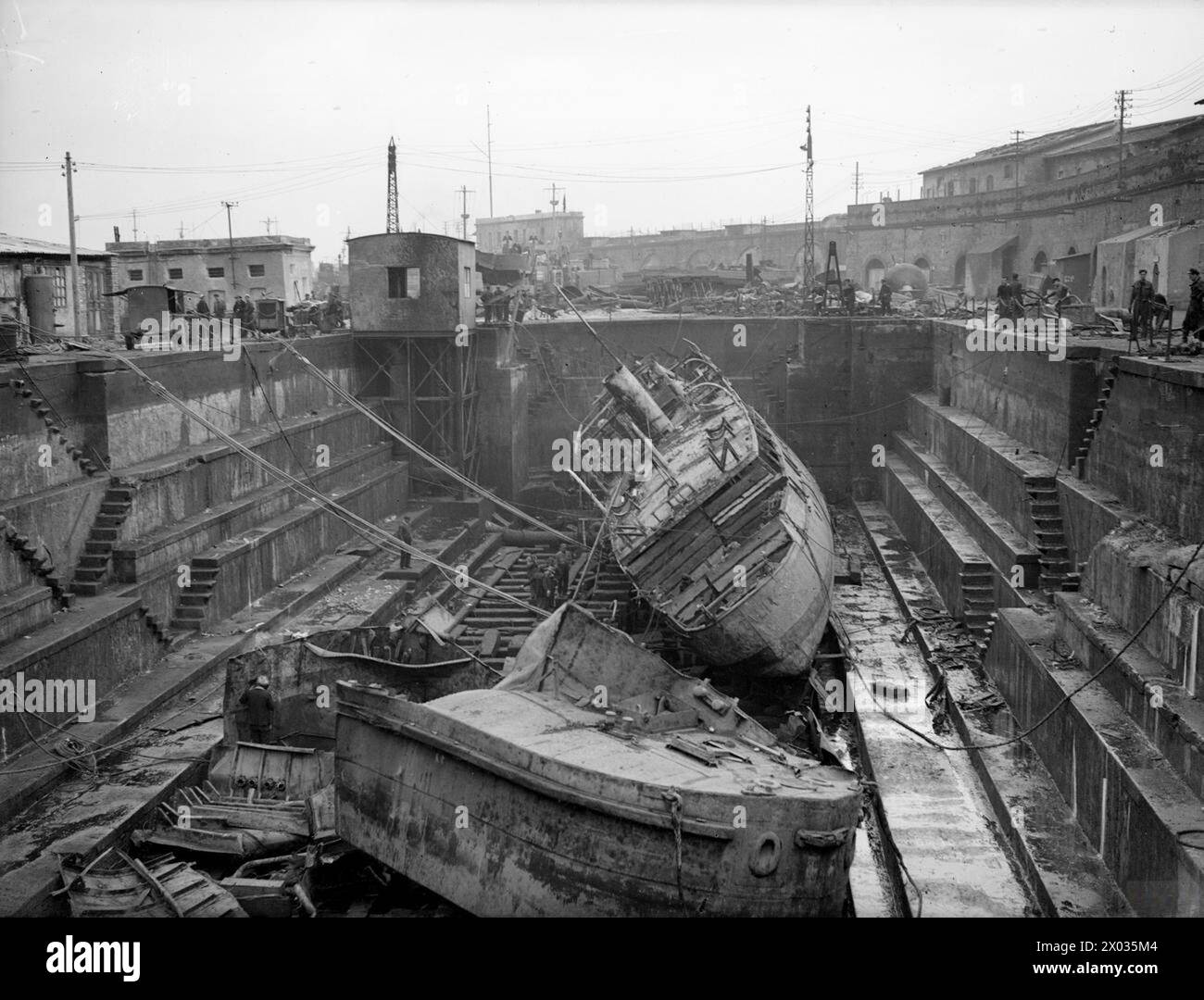 THE NAVY REFLOATS A MINESWEEPER IN NAPLES DRY DOCK. 20 TO 24 MARCH 1944 ...