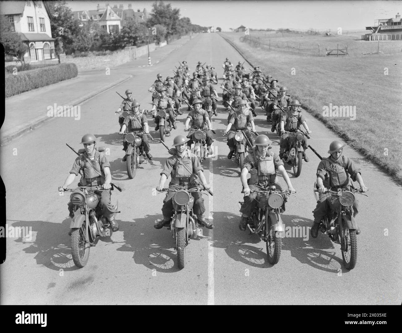ROYAL SCOTTISH FUSILIERS AT FRINTON - The tank hunting patrol. Seen ...