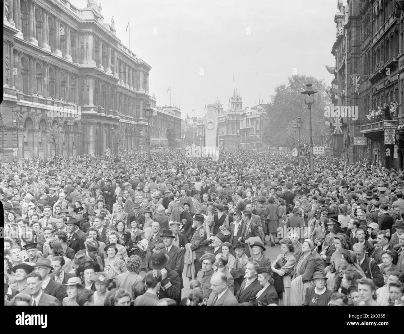 Trafalgar square 1945 crowds hi-res stock photography and images - Alamy