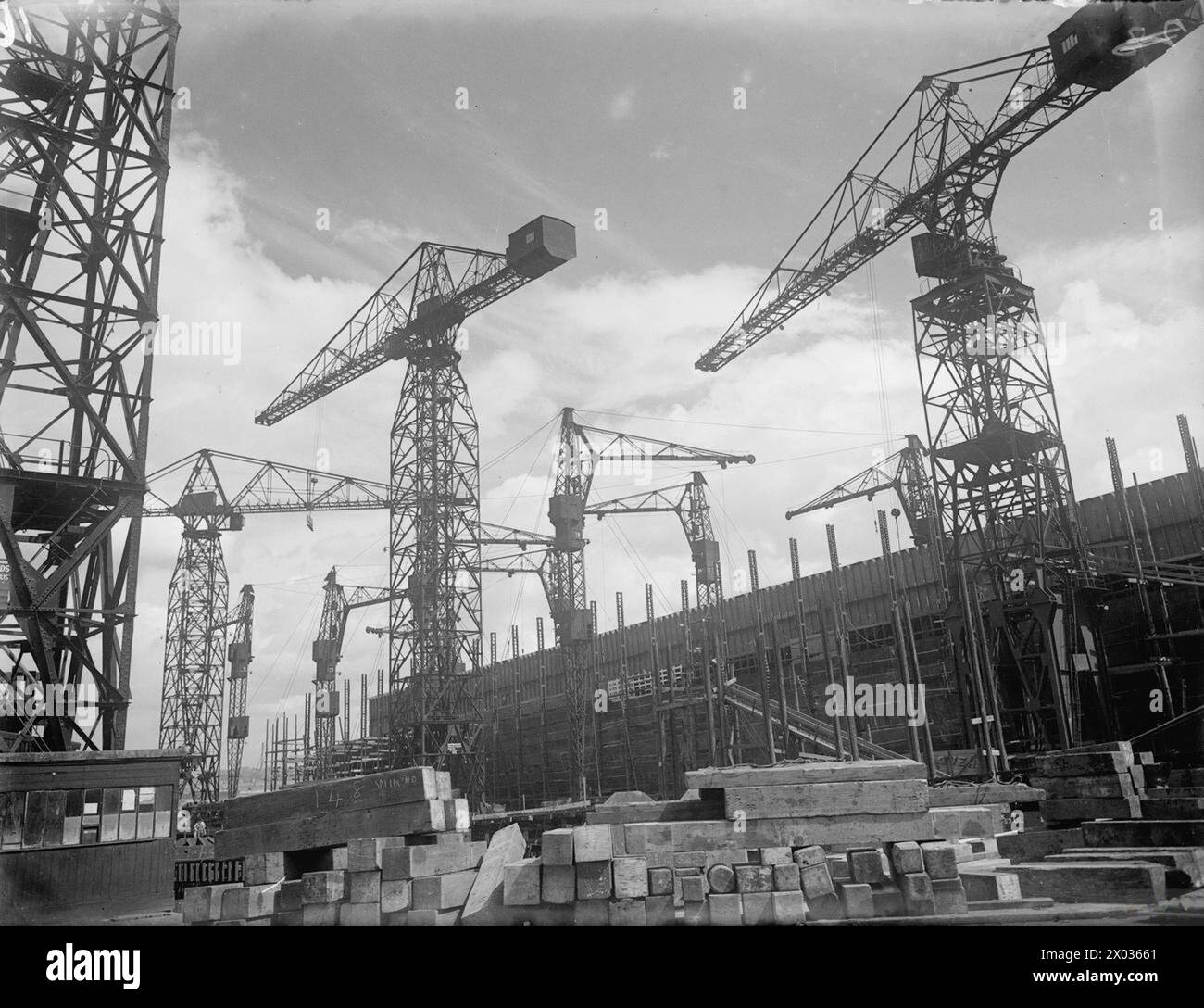 Cantilever cranes hi-res stock photography and images - Alamy