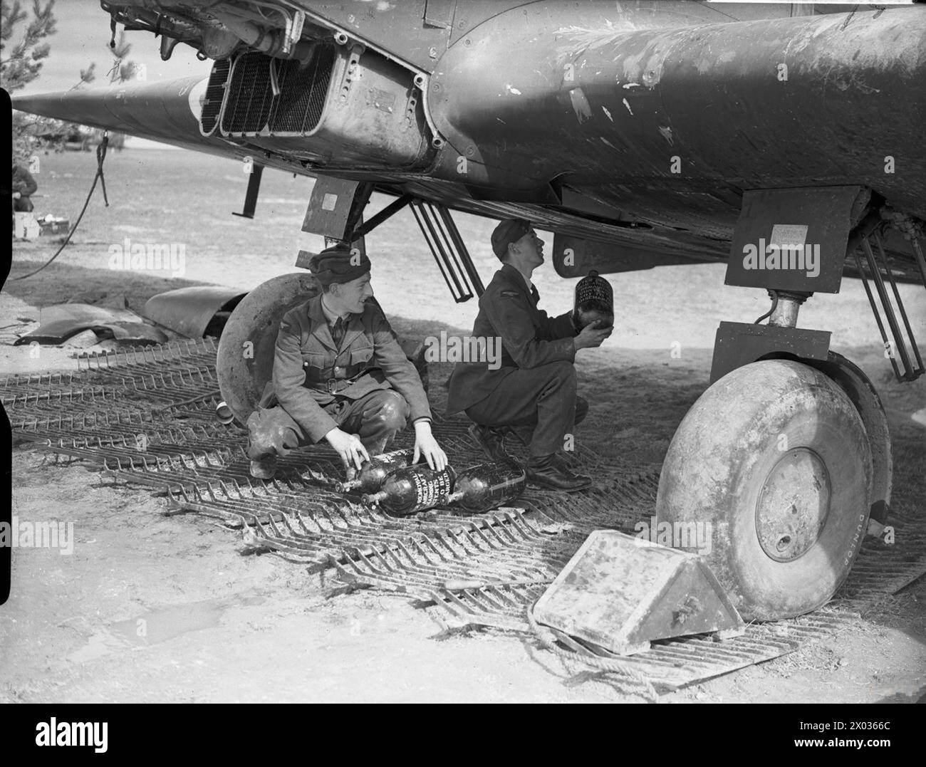 ROYAL AIR FORCE: FRANCE, 1939-1940. - Airmen loading fresh oxygen ...