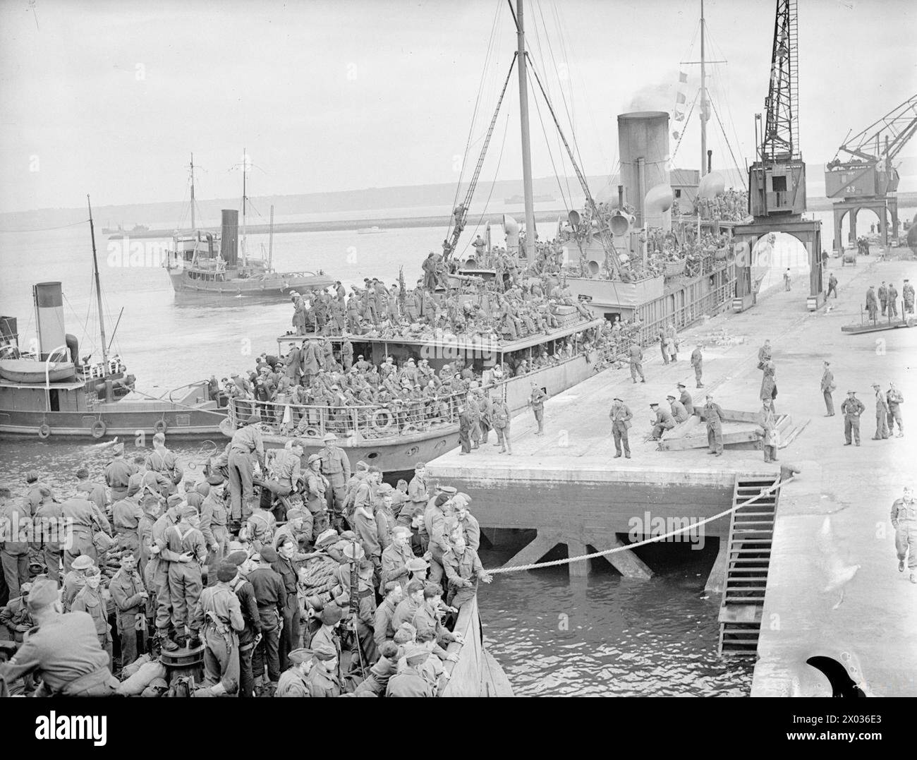 DUNKIRK AND THE RETREAT FROM FRANCE 1940 - British troops packed onto ...